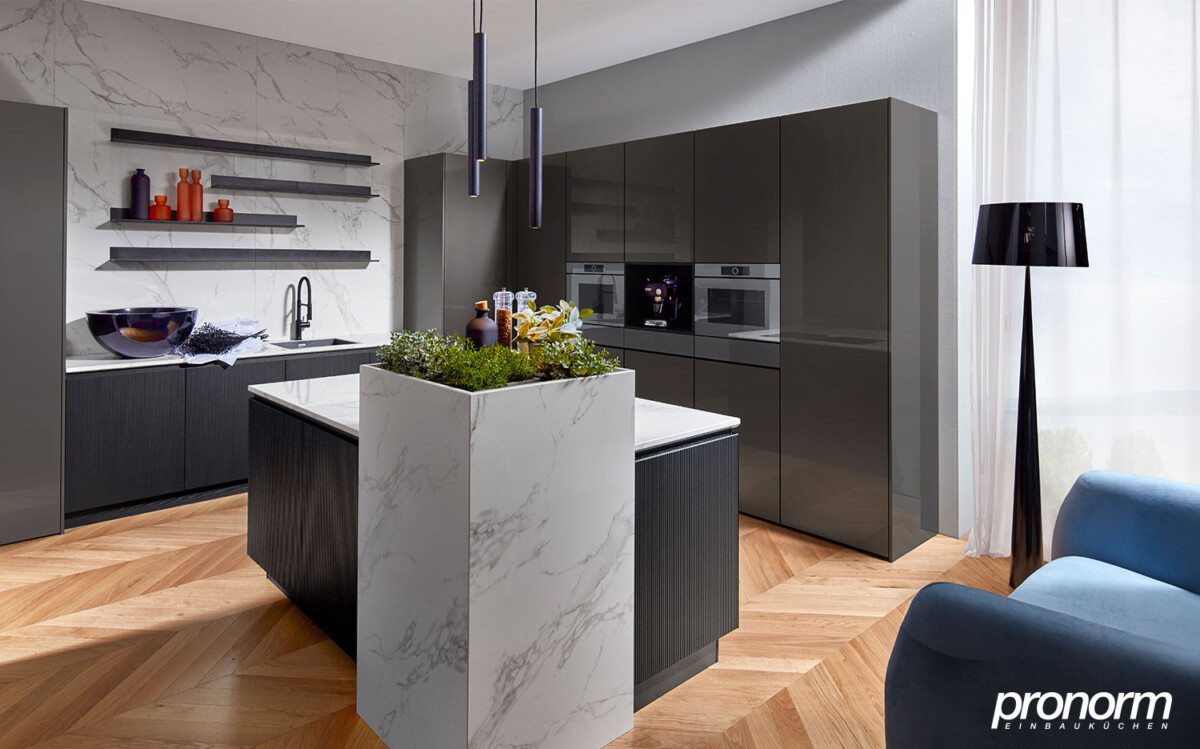 Discover your handleless kitchen in oak black | pronorm